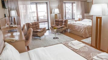 Quarto quádruplo luxo | Escrivaninha, espaço de trabalho para notebook