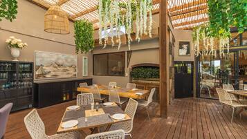 Cozinha internacional, junto à piscina