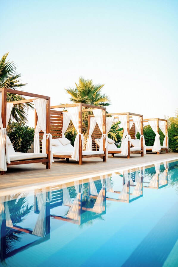 5 piscinas exteriores, toldos gratuitos, guarda-sóis 