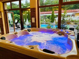 Banheira de hidromassagem interior