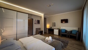 Premium room first floor | Minibar, cofre no quarto, secretária, ferro/tábua de engomar 