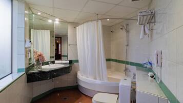 Suite Signature | Casa de banho | Uma banheira, artigos de higiene pessoal grátis, um secador de cabelo