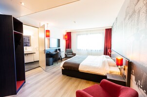 Quarto Duplo Deluxe, 1 cama king-size | Cofre no quarto, secretária, Wi-fi grátis, roupa de cama fornecida 