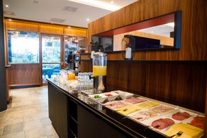 Café da manhã continental diário (EUR 18.25 por pessoa) 