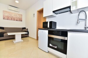 Apartamento Básico | Sala de estar | Smart TV de 3 polegadas com canais digitais, televisor 