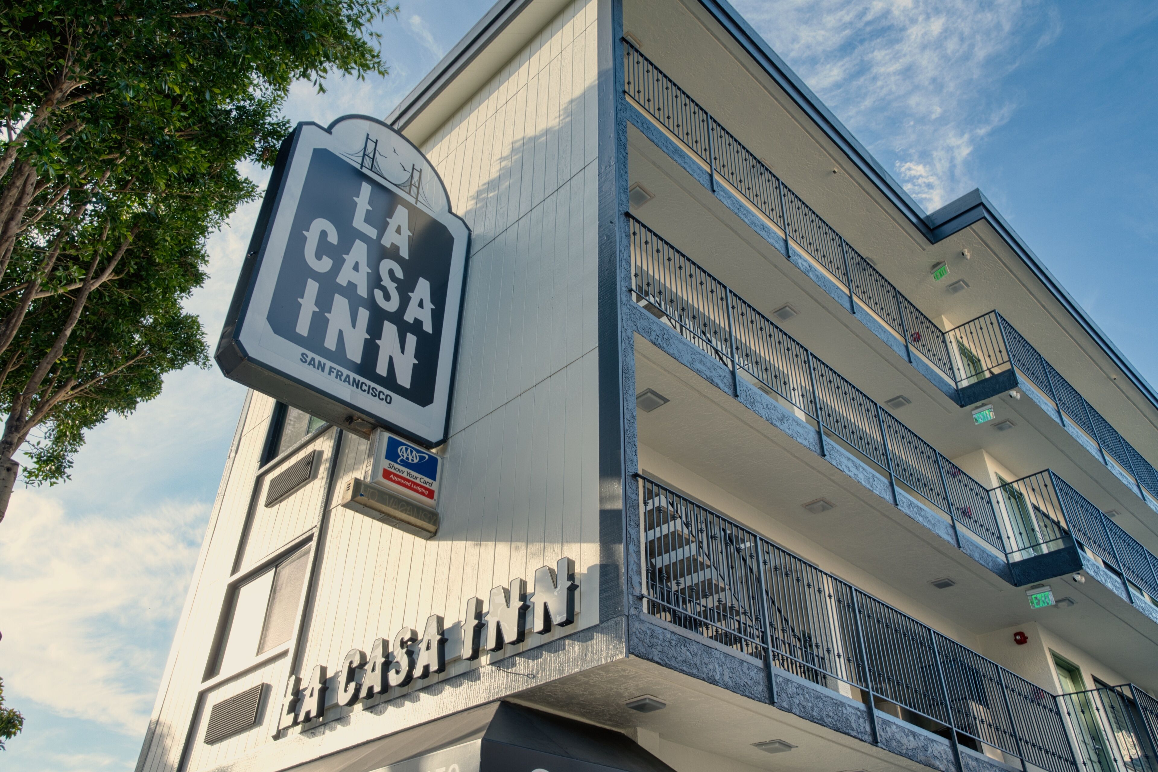 Um edifício com vários andares e uma placa indicando La Casa Inn.
