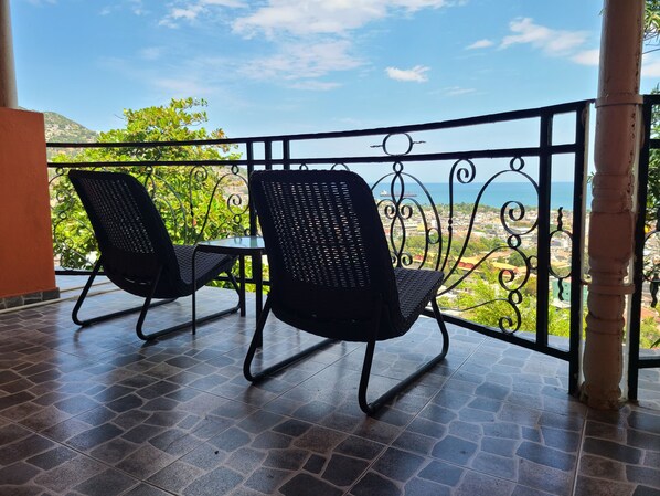 Quarto superior, vista para o mar | Quartos à prova de som, ferros/tábuas de passar roupa, Wi-Fi de cortesia