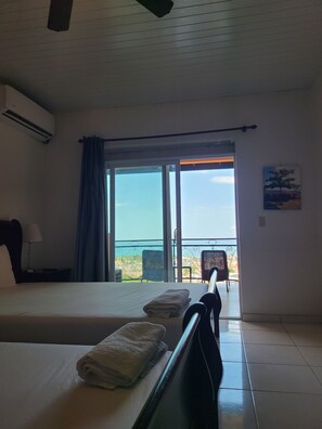 Quarto casal superior, vista para o mar | Quartos à prova de som, ferros/tábuas de passar roupa, Wi-Fi de cortesia