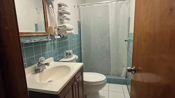 Quarto, 2 camas de casal | Casa de banho | Artigos de higiene pessoal grátis
