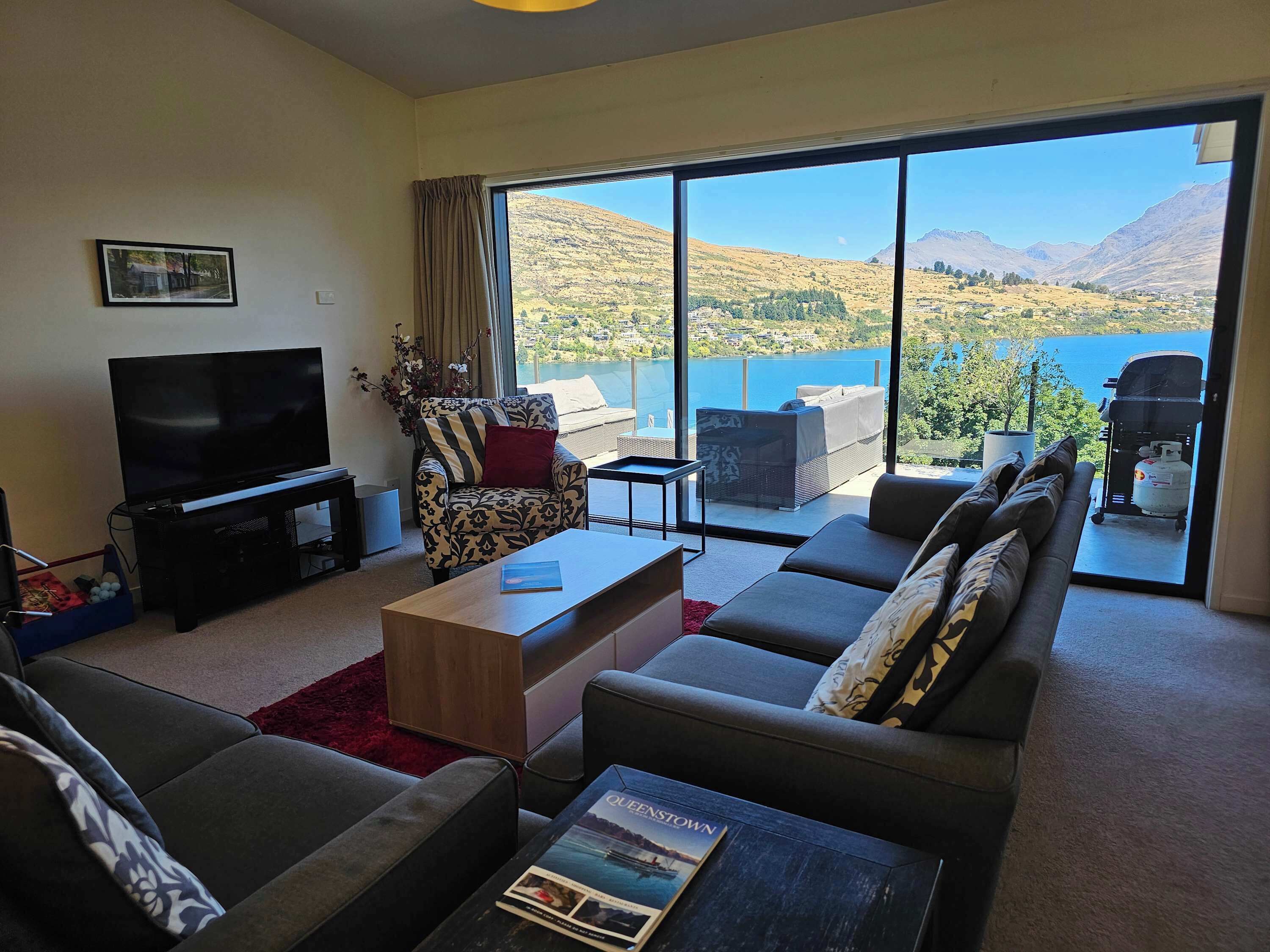 Stunning Views - Queenstown Townhouse - Lake Hayes