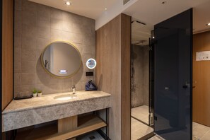 Quarto casal superior | Banheiro | Chuveiro, secador de cabelo, chinelos, bidê