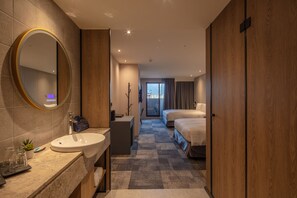 Quarto Quádruplo Deluxe | Casa de banho | Um polibã, um secador de cabelo, chinelos, um bidé