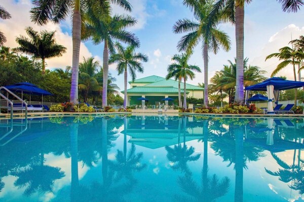 Convenient Countryside Stay! 2 Relaxing Rooms W/ Balcony | Onsite Pool + Spa - Doral, FL