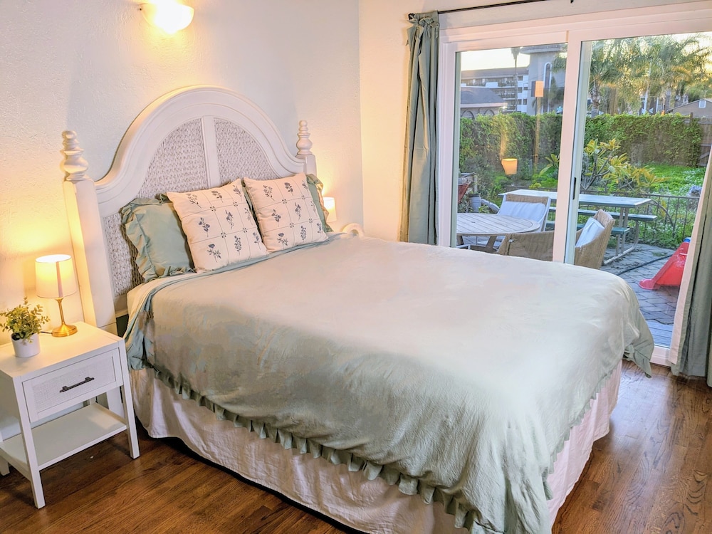 Eanside Charm: ~1 Mi To Beach & Dog-friendly! - Oceanside, CA
