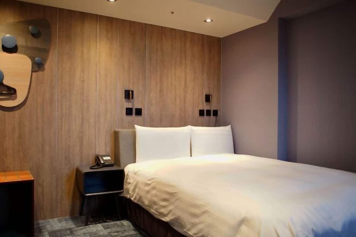 Cofres nos quartos, espaço de trabalho para notebook