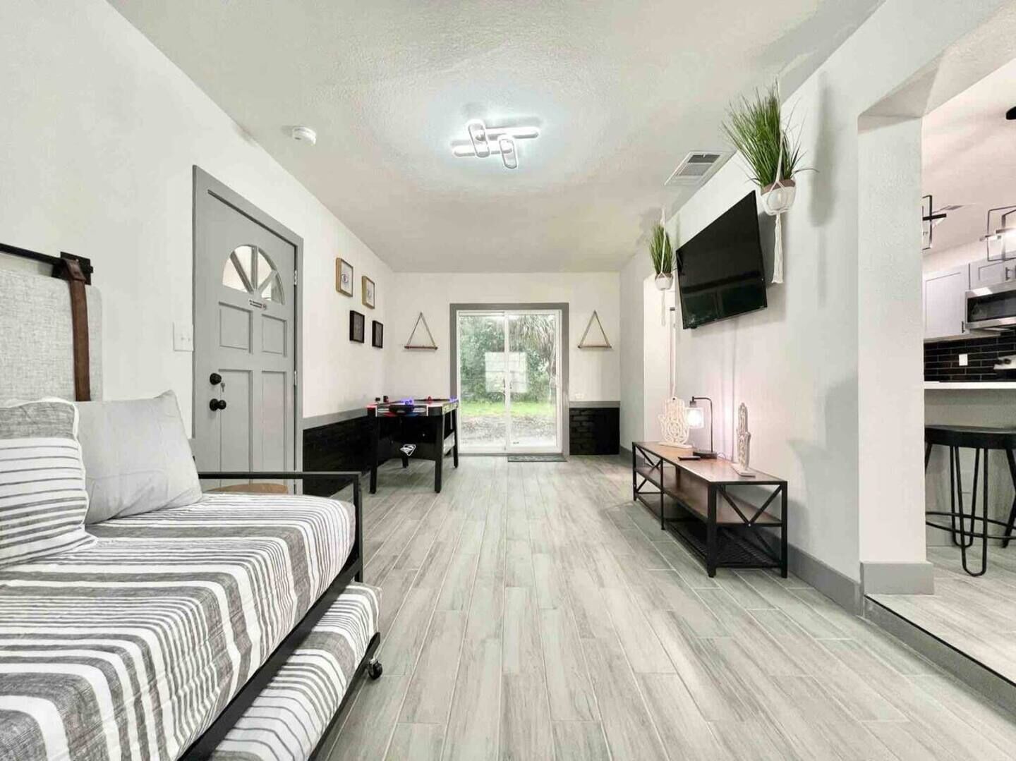 Family 3br Orlando Retreat | Kitchen & Wi-fi - Oviedo, FL