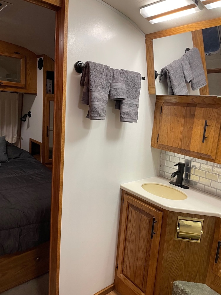 Escape To Nature: Lake Of Egypt Airstream Stay With Hiking And Wineries Nearby - Illinois
