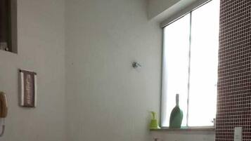 Apartamento Familiar | Cozinha privada | Um frigorífico, utensílios de cozinha