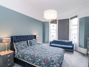 7 quartos, com decoração personalizada, com mobília individualizada