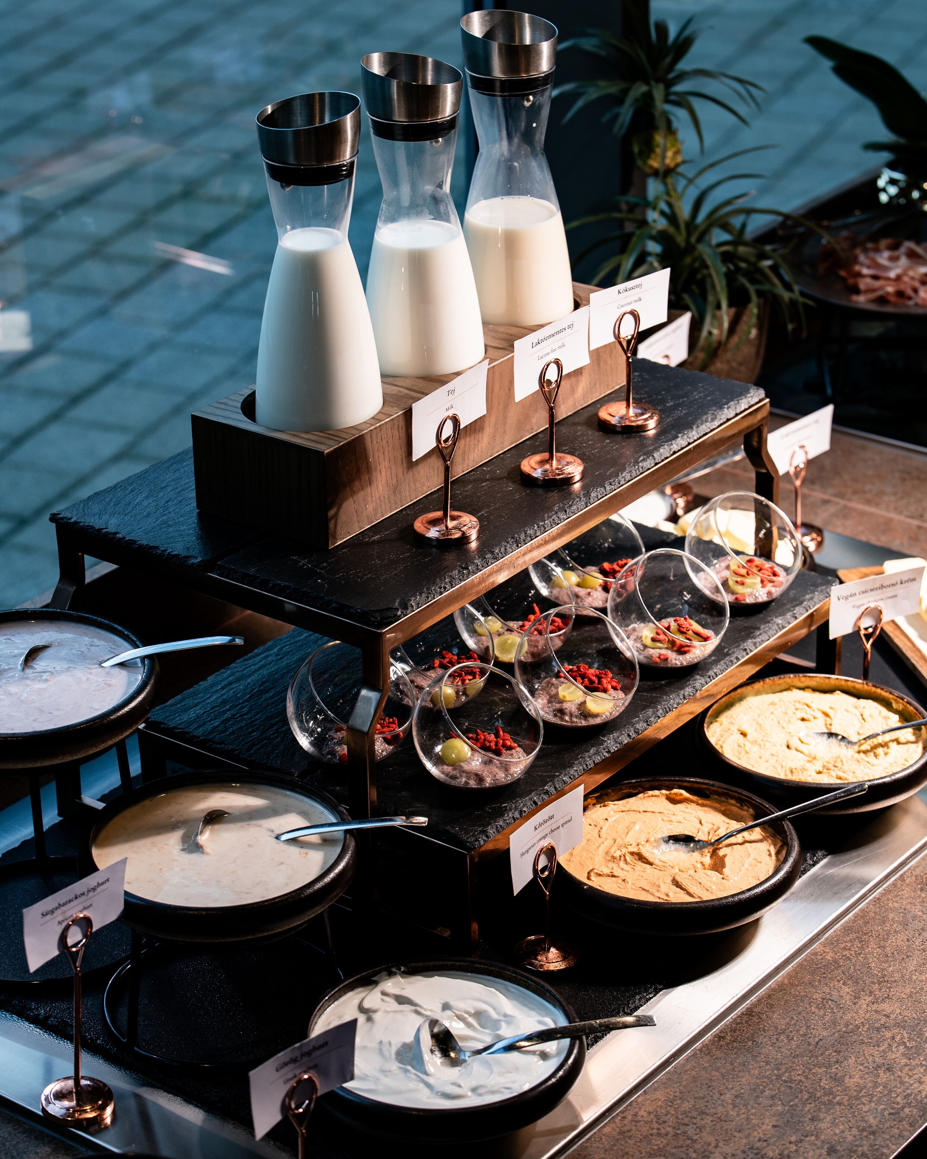 Disposição de buffet com diversos alimentos e bebidas.