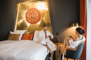 Roupa hipoalergénica, minibar, cofre com capacidade para portátil 