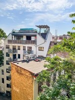 Um edifício moderno com várias varandas e um terraço no telhado.