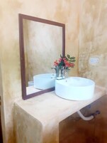 Um polibã, um secador de cabelo, toalhas fornecidas 