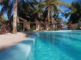 Quarto Standard, vista para a piscina | Secretária, secretária adequada para computadores portáteis 