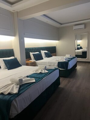 Quarto básico, 1 quarto | Roupas de cama premium, frigobar, cofres nos quartos, cortinas blackout