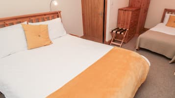 2 quartos, individualmente decorados, individualmente mobiliados
