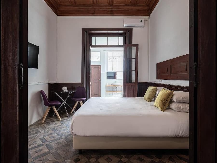 Quarto superior | Wi-Fi de cortesia, roupa de cama