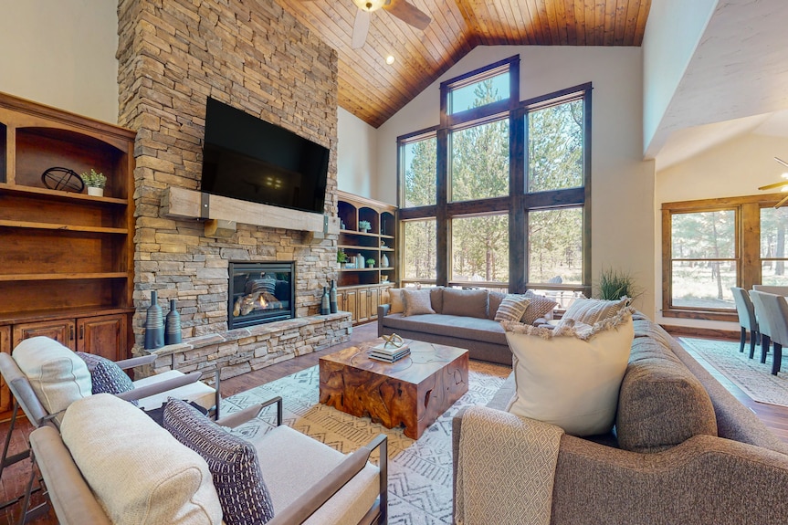 Luxe Resort Home With Hot Tub, Shared Pool, Firepit, Pool Table, & Fitness Room - Oregon