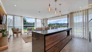 Apartamento, 2 quartos (301) | Cozinha privada | Um frigorífico, um micro-ondas, um forno, liquidificador