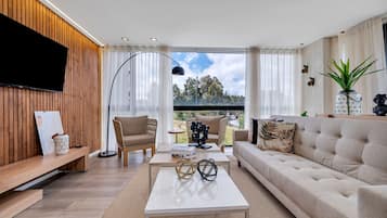Apartamento, 2 quartos (301) | Sala de estar | Smart TV de 50 polegadas com canais por cabo, televisor