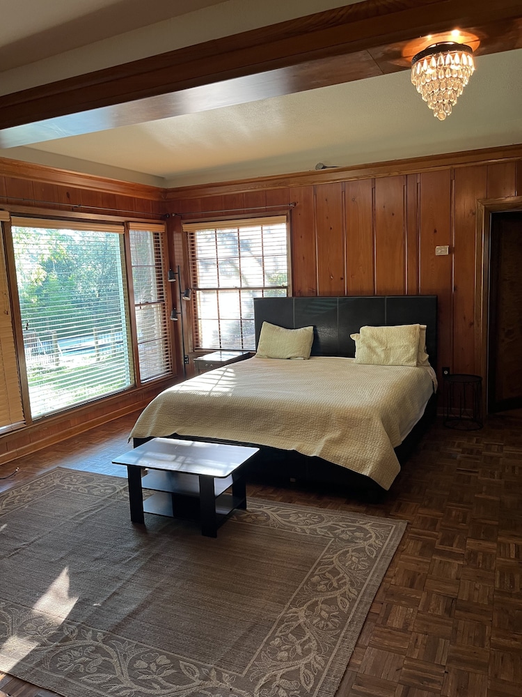 Cozy Studio Under The Oaks, Easy Walk To Zilker Park And Fun! - オースティン, TX