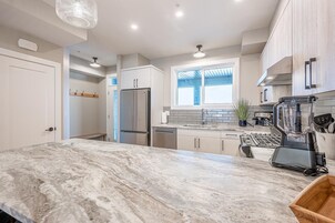 Casa de Férias, 3 quartos, vista para a montanha, junto à encosta (3 Bedrooms) | Cozinha privada | Um micro-ondas, um forno, uma máquina de café expresso 