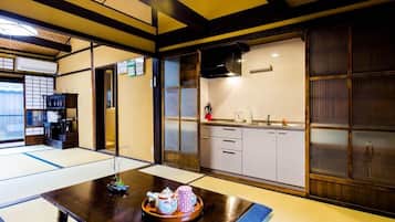 Quarto premium | Cozinha privada | Geladeira grande, micro-ondas, cooktop
