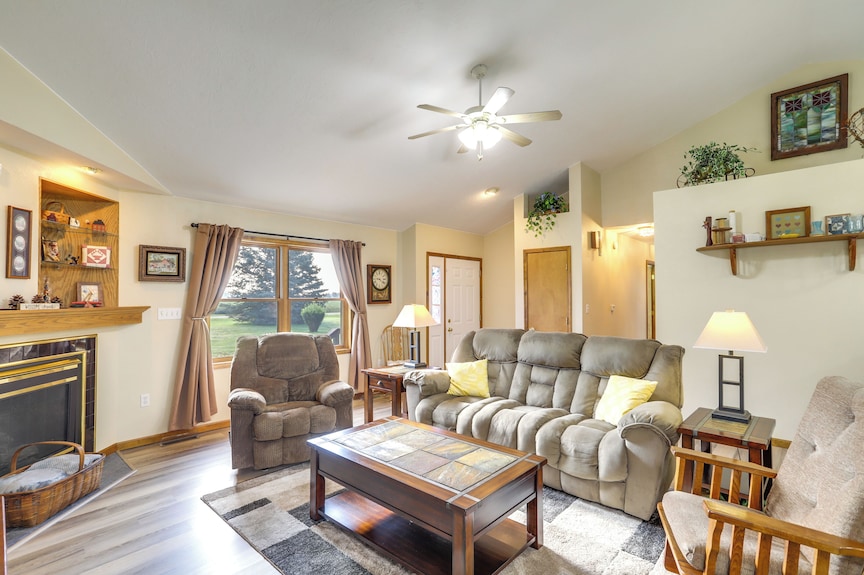 Sturgis Home W/ Yard < 1 Mi To Minnewaukan Lake - Sturgis, MI