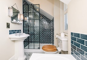Quarto Twin | Casa de banho | Um polibã, um secador de cabelo, toalhas fornecidas, sabão