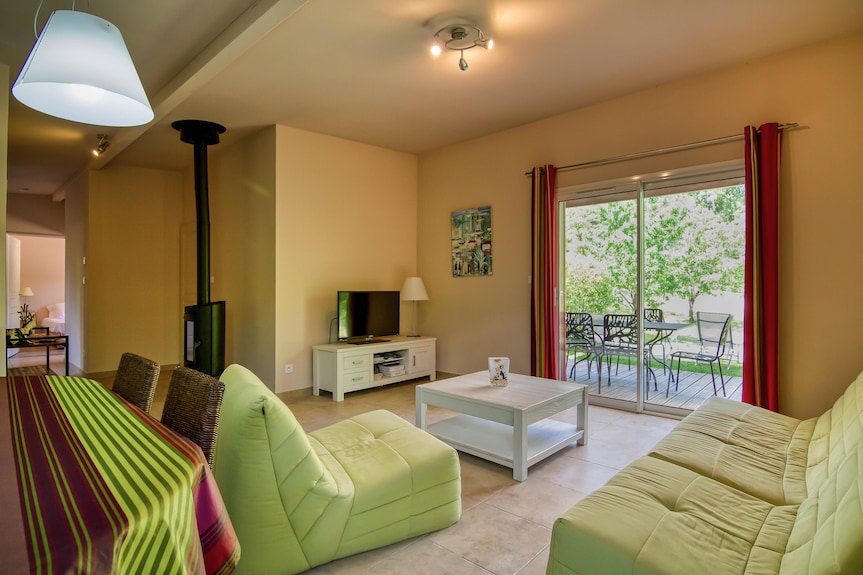 Chalet De Plein Pied Tout Confort Avec Piscine, Jardin, Terrasse Et Parking. - Périgord