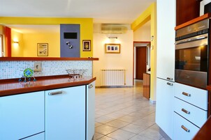 Cozinha privada | Um frigorífico, uma placa de cozinha, uma máquina de café expresso 