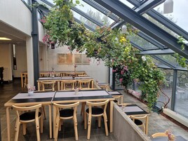 Pequenos-almoços, almoços, jantares servidos, com vista para o jardim 