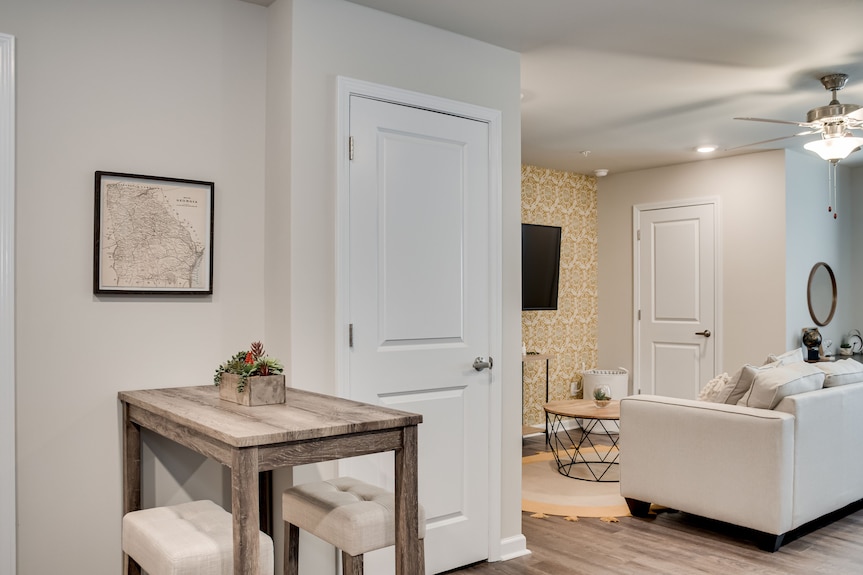 Inviting - The Jensen: Spacious Studio W/ King Bed - Augusta, GA