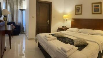 Cofres nos quartos, cortinas blackout, quartos à prova de som