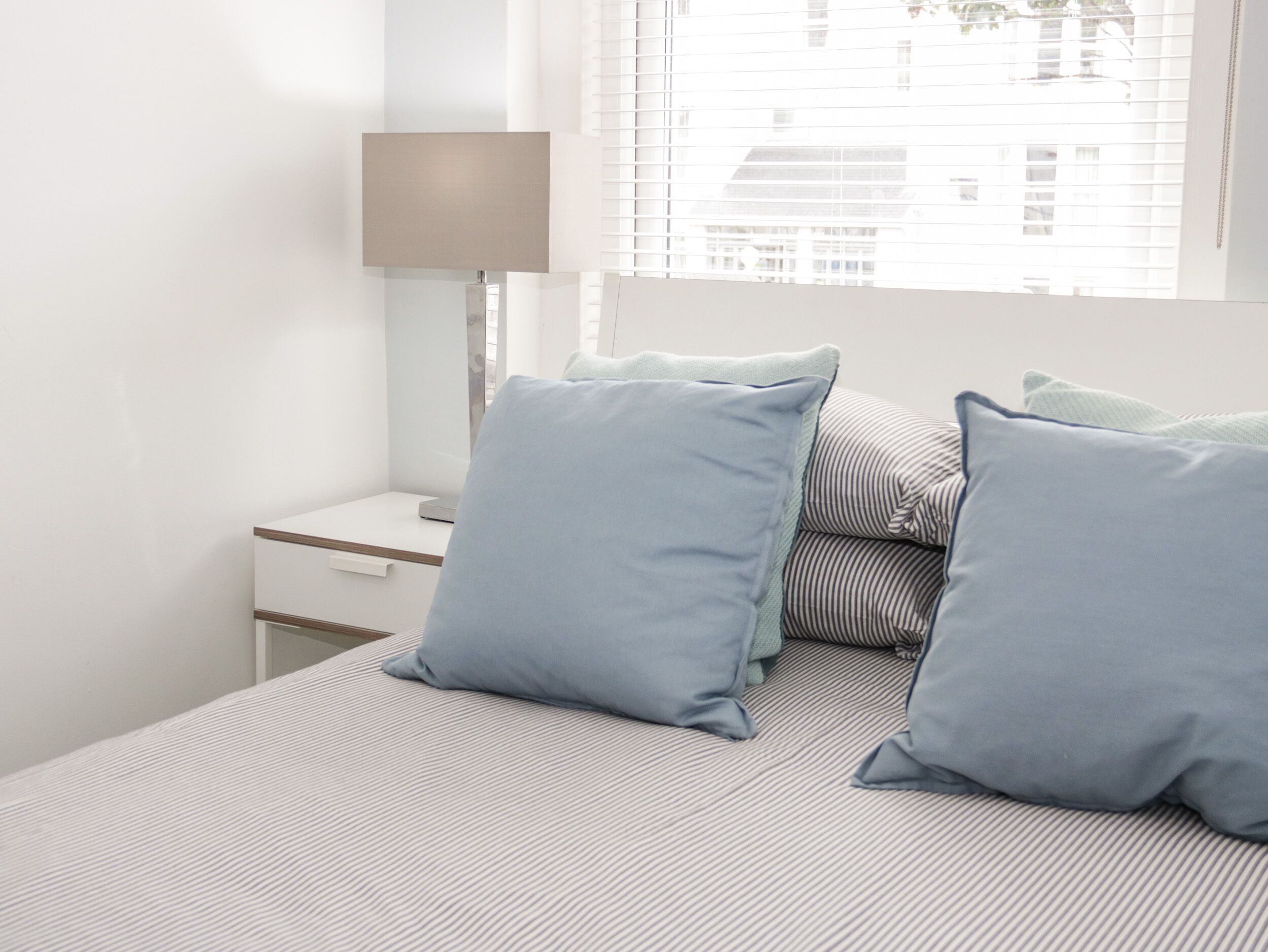 1 quarto, com decoração personalizada, com mobília individualizada 