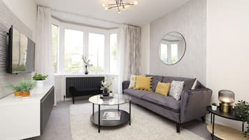 Apartamento, 1 quarto | Sala de estar | Televisor