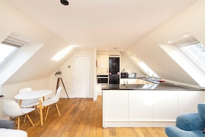 Apartamento, 1 quarto | Cozinha privada | Um frigorífico, um micro-ondas, um forno, uma placa de cozinha
