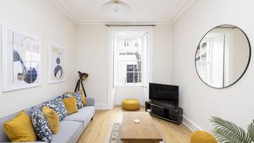 Apartamento, 1 quarto, pátio | Sala de estar | Televisor