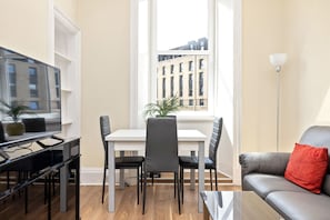 Apartamento, 2 quartos | Refeições no quarto