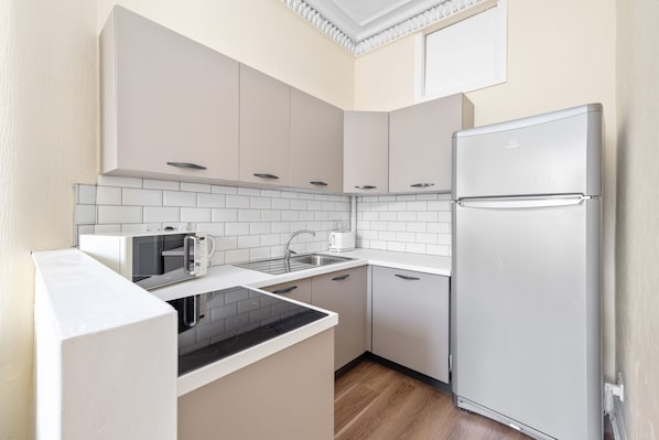 Apartamento, 2 quartos | Cozinha privada | Um frigorífico, um micro-ondas, uma placa de cozinha